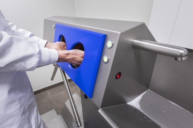 Hygienic entrance with sole cleaning: brushes or a disinfection bath?