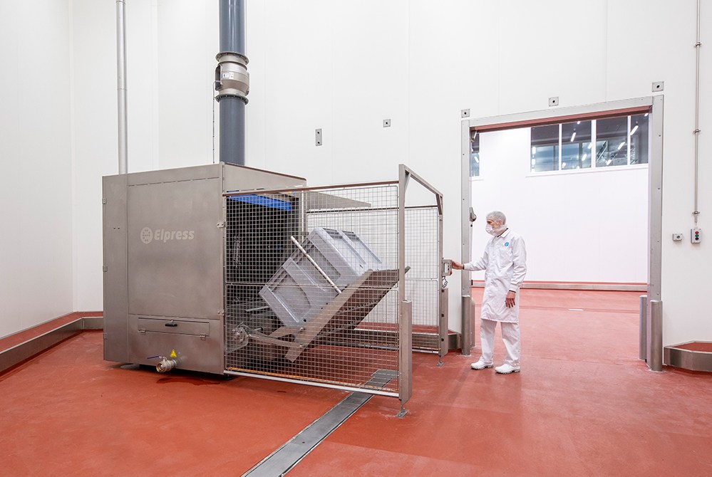 Visual inspection of washed crates